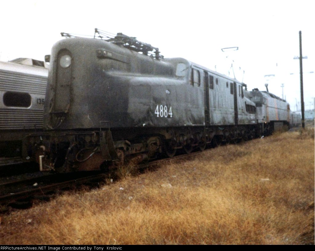 NJT 4884 Sharing the yard with an E-60